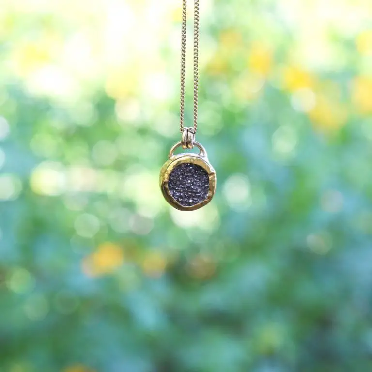 Druzy Quartz: The Only Guide You Need - Gemstonist